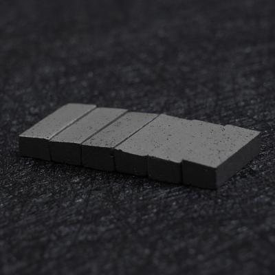 中国 マルブルと柔らかい花岩ブロックの切断のためのガングソーマシンのためのダイヤモンドセグメントブレード 販売のため