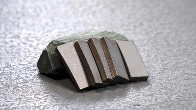Cina OEM personalizzato D1300MM Diamond Segment Punti con polvere di metallo e polvere di diamanti in vendita