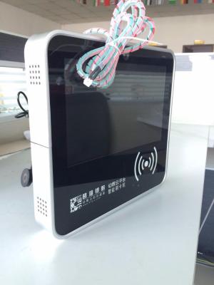 China Quiosque Android interativo LCD multi-toque de parede de 24 polegadas com leitor de cartão RFID à venda