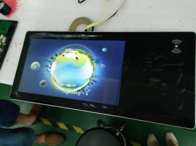 China Quiosque Android interativo LCD multi-toque de parede de 24 polegadas com leitor de cartão RFID à venda
