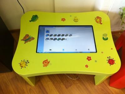 中国 AndroidまたはWin11 22インチ TFT LEDタッチスクリーンテーブル容量多タッチインタラクティブなマルチメディアコンピュータキオスク 販売のため