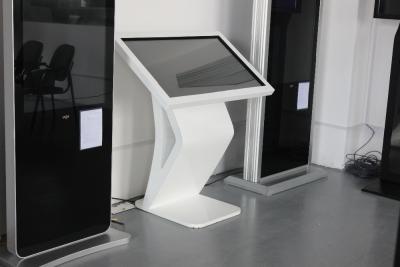 Cina Stand della hall 32 pollici con touchscreen internet a LED PC all-in-one chiosco macchina di controllo delle informazioni pubblicitarie interattive in vendita
