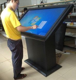 Cina Stand della hall 32 pollici con touchscreen internet a LED PC all-in-one chiosco macchina di controllo delle informazioni pubblicitarie interattive in vendita