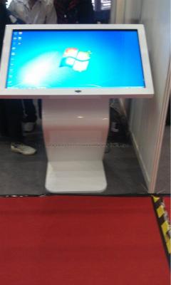 Cina Stand della hall 32 pollici con touchscreen internet a LED PC all-in-one chiosco macchina di controllo delle informazioni pubblicitarie interattive in vendita