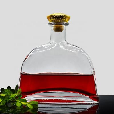 Cina Elegante bottiglia in vetro di vodka gin 500ml 750ml 1000ml Volume per bottiglia in vetro personalizzata in vendita