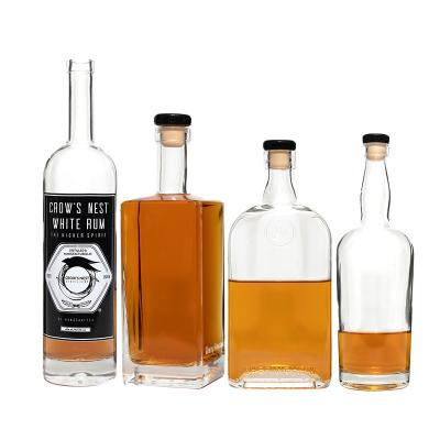 Cina Bottiglie di vetro da 375 ml 500 ml 750 ml 1000 ml di capacità per vodka con tappo GPI a vite in vendita