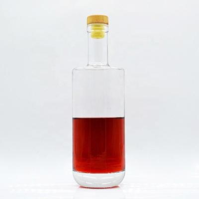 Cina 500 ml 750 ml bottiglia di vetro trasparente a misura per whisky brandy tequila gin vodka in vendita
