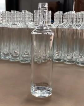 Cina Bottiglie di vetro da 375 ml 500 ml 750 ml 1000 ml di capacità per vodka con tappo GPI a vite in vendita
