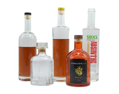 Cina Bottiglie di vetro da 375 ml 500 ml 750 ml 1000 ml di capacità per vodka con tappo GPI a vite in vendita