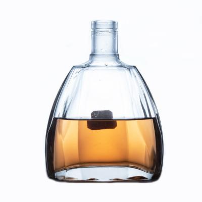 Cina Materiale in vetro di alta pietra 700ml 750ml rum vodka whisky tequila bottiglia di vetro con sughero in vendita