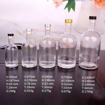 Cina Bottiglia di vodka da 750 ml con consistenza fredda e vetro bianco cristallino in vendita