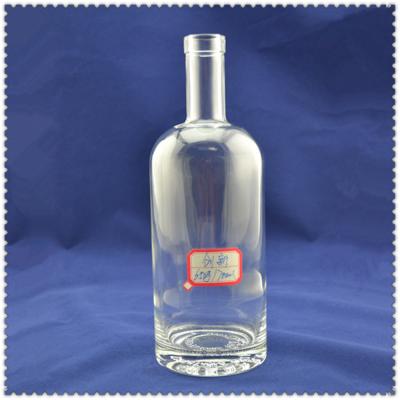 Cina Bottiglia di vodka da 750 ml con consistenza fredda e vetro bianco cristallino in vendita