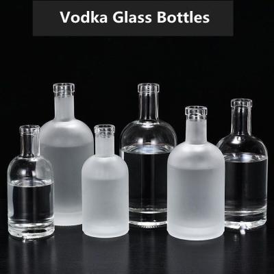 Cina Bottiglia di vodka da 750 ml con consistenza fredda e vetro bianco cristallino in vendita