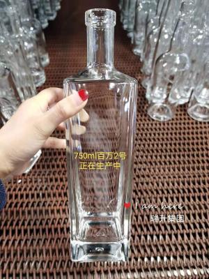 Cina Bottiglia di vetro 750 ml a forma quadrata per gin rum whisky vodka liquori e alcolici in vendita