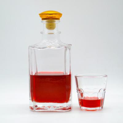 Cina 500ml 700ml 75cl Super Flint Whiskey bottiglia di vetro con materiale bianco cristallino al CIF in vendita