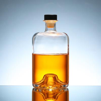Cina 375ml 500ml 750ml Vodka Whisky Liquor Bottiglia con sughero Realizzata in materiale estremamente bianco in vendita