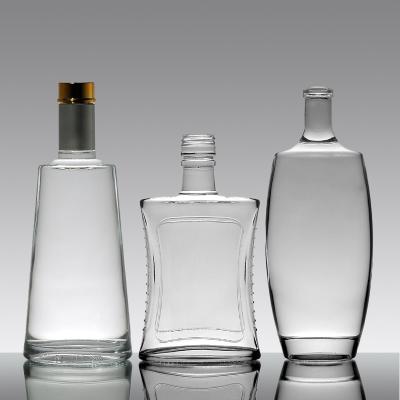 Cina Bottiglia di brandy rettangolare da 750 ml con collo lungo e vetro Super Flint in vendita