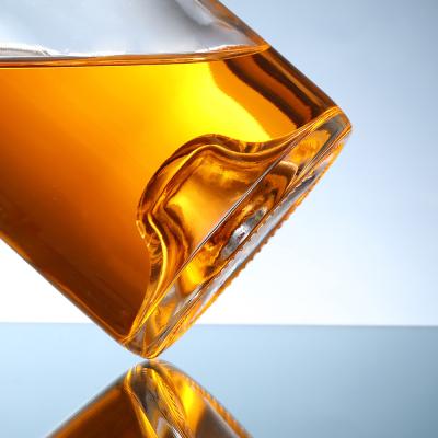 Cina 375ml 500ml 750ml Vodka Whisky Liquor Bottiglia con sughero Realizzata in materiale estremamente bianco in vendita