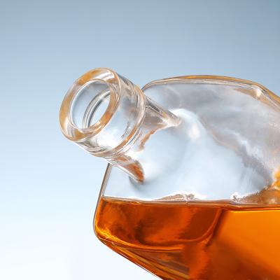 Cina 375ml 500ml 750ml Vodka Whisky Liquor Bottiglia con sughero Realizzata in materiale estremamente bianco in vendita