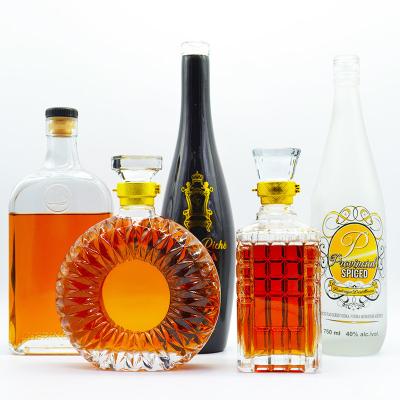 Cina Stampa del logo su misura 250ml 500ml 750ml Bottiglie di vetro trasparente per liquori in vendita