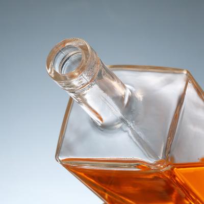 Cina Bottiglia in vetro da 750 ml con tappo e materiale trasparente in vendita