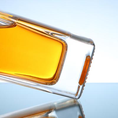 Cina Bottiglia in vetro da 750 ml con tappo e materiale trasparente in vendita