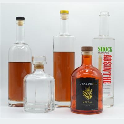 Cina Bottiglia Super Flint vuota da 70 cl per whisky personalizzato Tequila Bevande alcoliche Olio d'oliva in vendita