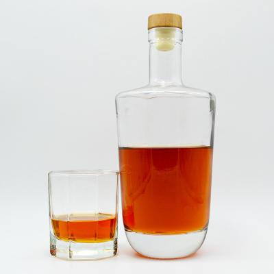Cina Bottiglie di rum di brandy di alta gamma 500ml 700ml 750ml con un'eccellente lavorazione in vendita