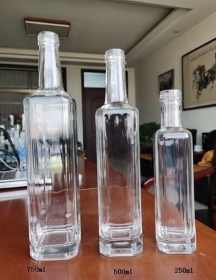 Cina 500 ml liquore di olio d'oliva vuoto 700 ml 750 ml di vodka nera bottiglie di vetro di whisky in vendita