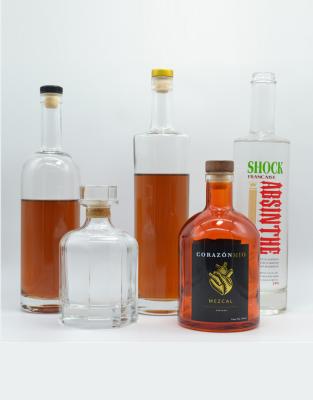 Cina Unica pistola di whiskey a freddo blu chiaro a forma di bottiglia di gin vuota da 700 ml e 500 ml per alcol in vendita
