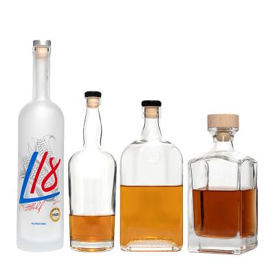 Cina Bottiglie in vetro da 700 ml 750 ml 1000 ml con collare in vetro Super Flint in vendita