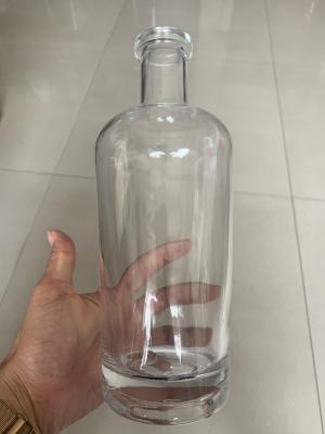 Cina Materiale di base Vetro cristallino 500 ml 700 ml Bottiglia vuota di vodka con tappi in vendita