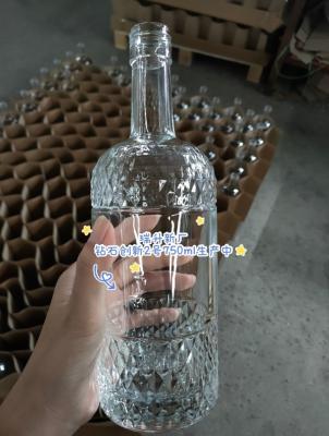 Cina Materiale di base Vetro cristallino 500 ml 700 ml Bottiglia vuota di vodka con tappi in vendita