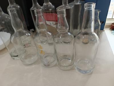 Cina OEM Welcome 700ml Bottiglia di vetro vuota per imballaggio di vino personalizzato in vendita