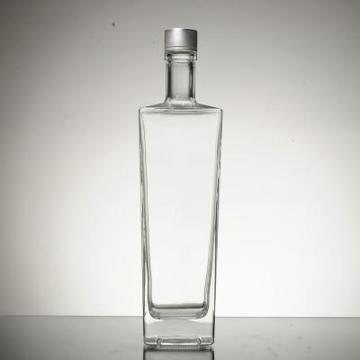 Cina Bottiglia in vetro di whisky quadrato da 700 ml con vetro bianco cristallino e stile in rilievo in vendita