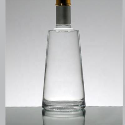 中国 700ml グラスビスキーボトル クリスタルホワイトガラス素材とエムボスされたスタイル 販売のため