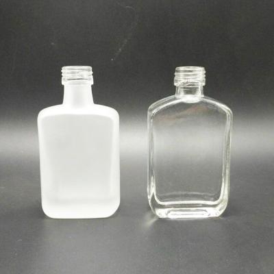 中国 700ml グラスビスキーボトル クリスタルホワイトガラス素材とエムボスされたスタイル 販売のため