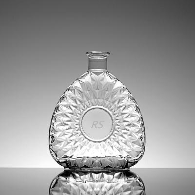 Cina Bottiglie di vetro trasparente ghiacciato con tappi a vite per vino e brandy dipinte in colore OEM in vendita