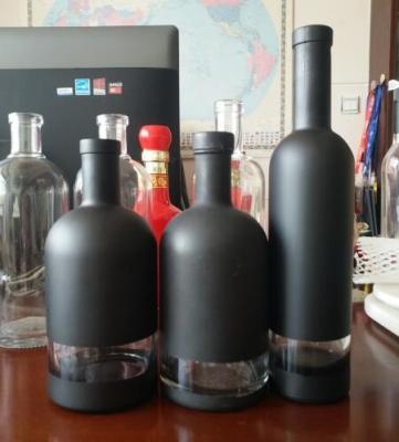 Cina Bottine di vino in vetro nero da 750 ml per vino/olio/whisky in imballaggio in cartone in vendita