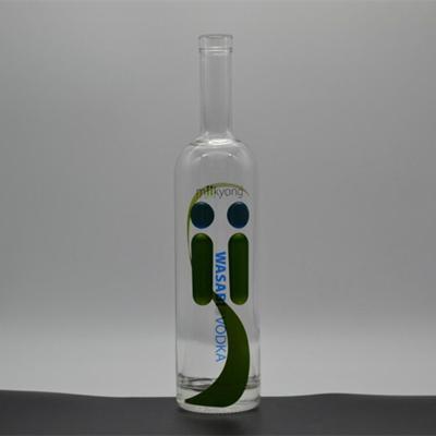 Cina Materiale in vetro Super Flint 700 ml Chiara bottiglia di vetro a collo lungo Vodka con sughero in vendita