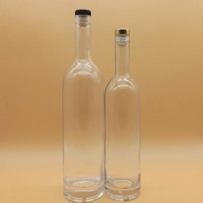 Cina Materiale in vetro Super Flint 700 ml Chiara bottiglia di vetro a collo lungo Vodka con sughero in vendita