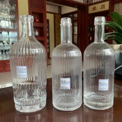 Cina Materiale di vetro di alto calce 700 ml Bottiglia di liquore vuota a collo lungo per whisky 375 ml in vendita