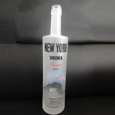 Cina Materiale in vetro Super Flint 700 ml Chiara bottiglia di vetro a collo lungo Vodka con sughero in vendita