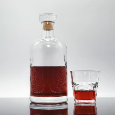 Cina 1L 750ml Bottiglia di vetro trasparente per Vodka Gin Whisky Tequila Forma personalizzata in vendita