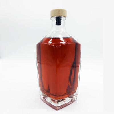 Cina Bevande industriali High End Quadrato intagliato Liquore Tequila Boston Bottiglia di vetro con coperchio in vendita