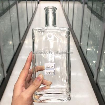 Cina Bevande industriali High End Quadrato intagliato Liquore Tequila Boston Bottiglia di vetro con coperchio in vendita