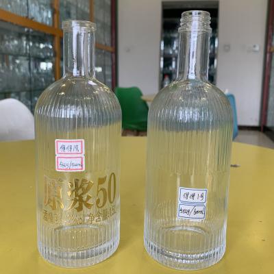 Cina Collare di materiale Super Flint Custom 500 ml di bottiglia di vetro vuota per il design indistruttibile whisky in vendita