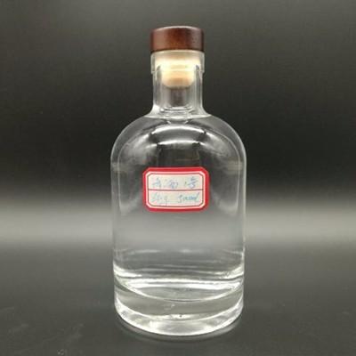 Cina Collare di materiale Super Flint Custom 500 ml di bottiglia di vetro vuota per il design indistruttibile whisky in vendita