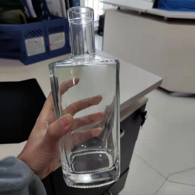 Cina 700 ml Bottiglia di liquore da 1 litro Imballaggio di whisky Alcol Bottiglia per imballaggio di acqua minerale in vendita