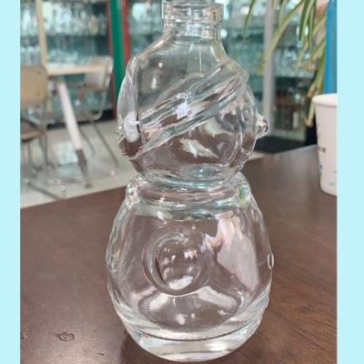 China Doorzichtige Flinten Glas Sneeuwman Vorm Whisky Fles met Decal oppervlak Handleiding Te koop
